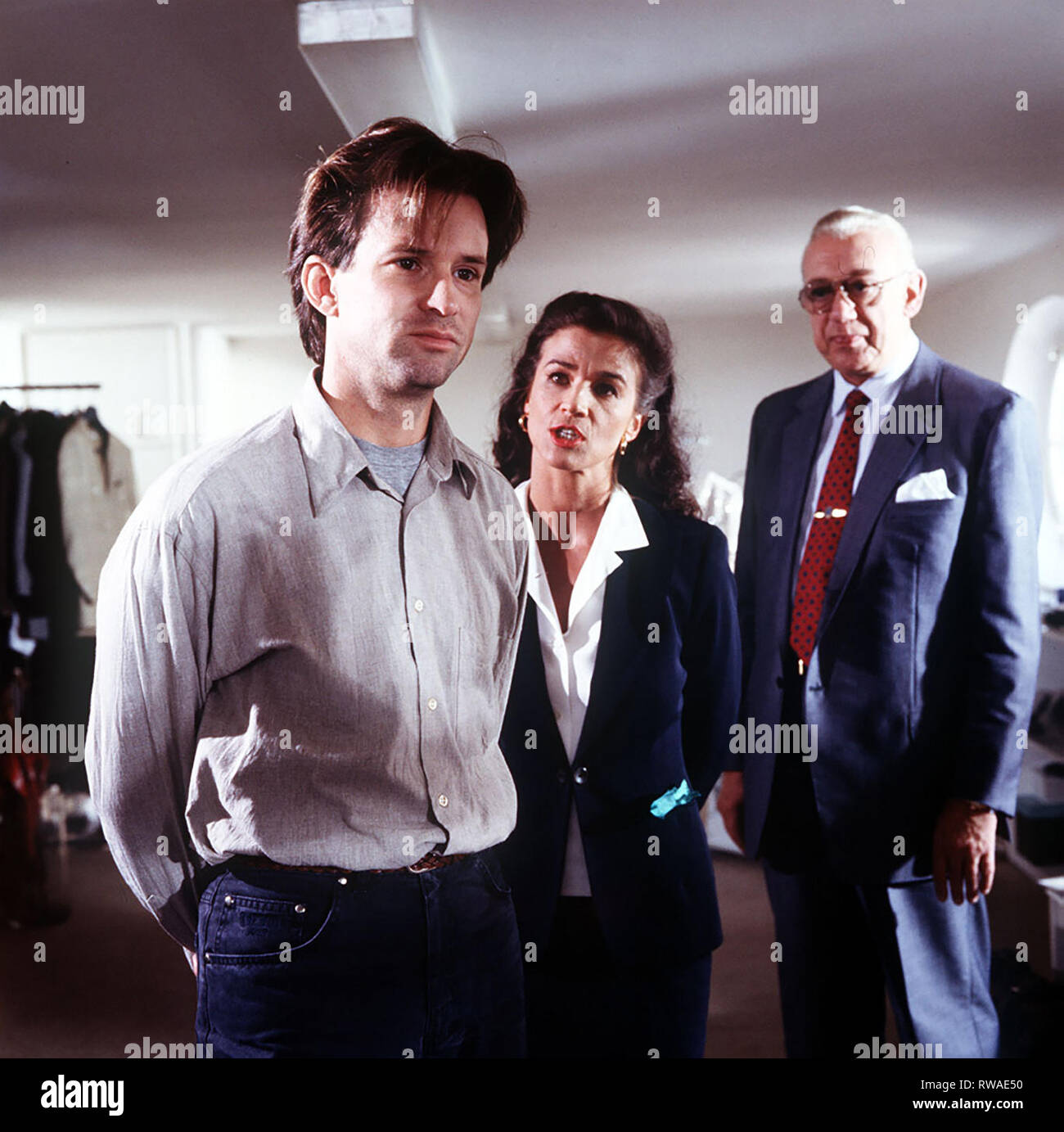 DERRICK / Mann im Regen / Robert Lohmann ist über den tragischen Tod ...