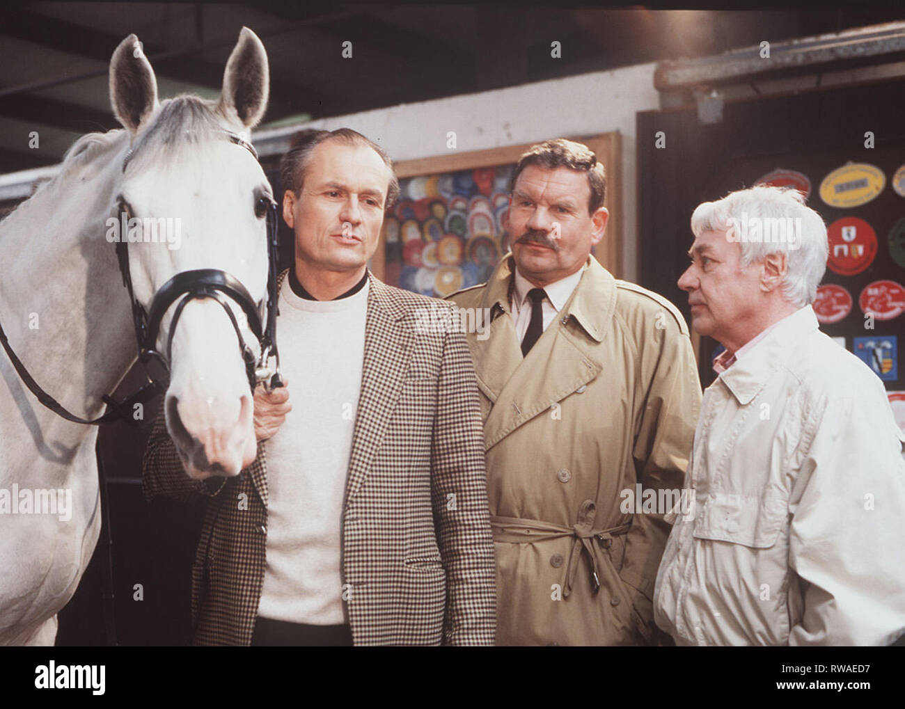 die männer vom k3 / Max Jacobsen (DIETRICH MATTAUSCH, l.) wird von ...