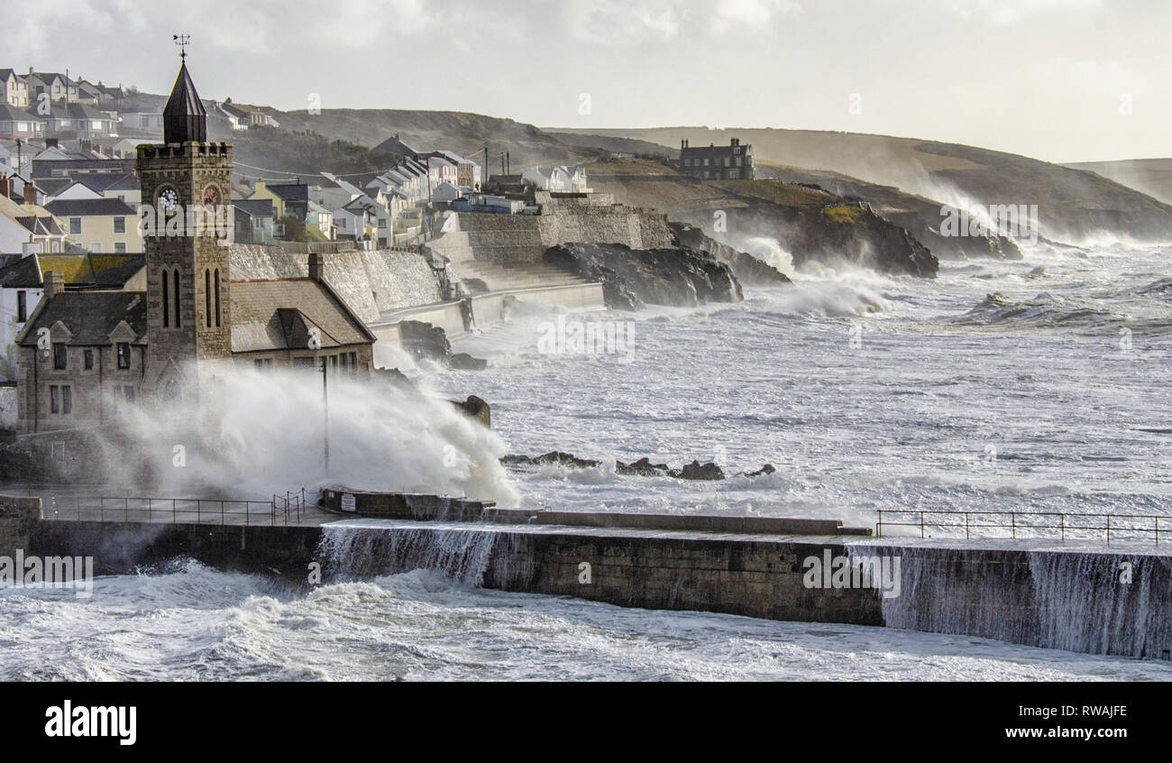 Storm waves porthleven hi-res stock photography and images - Alamy