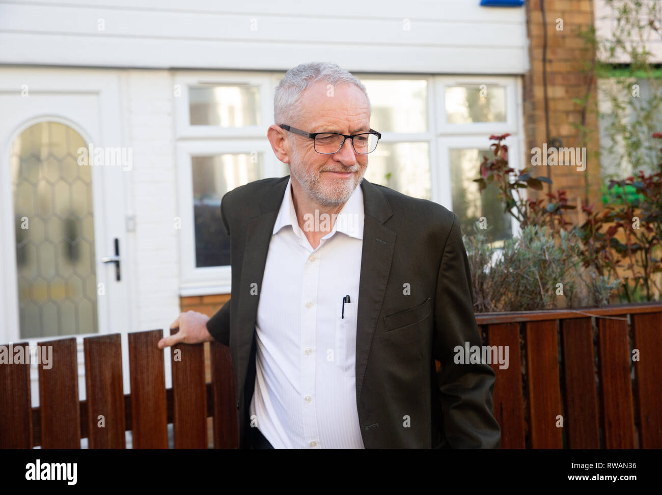 Jeremy corbyn walks out of his house hi-res stock photography and ...