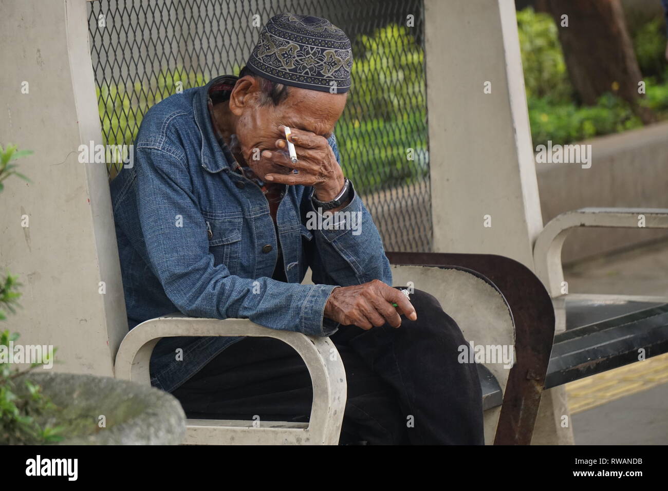 Muslim Old man Stock Photo - Alamy