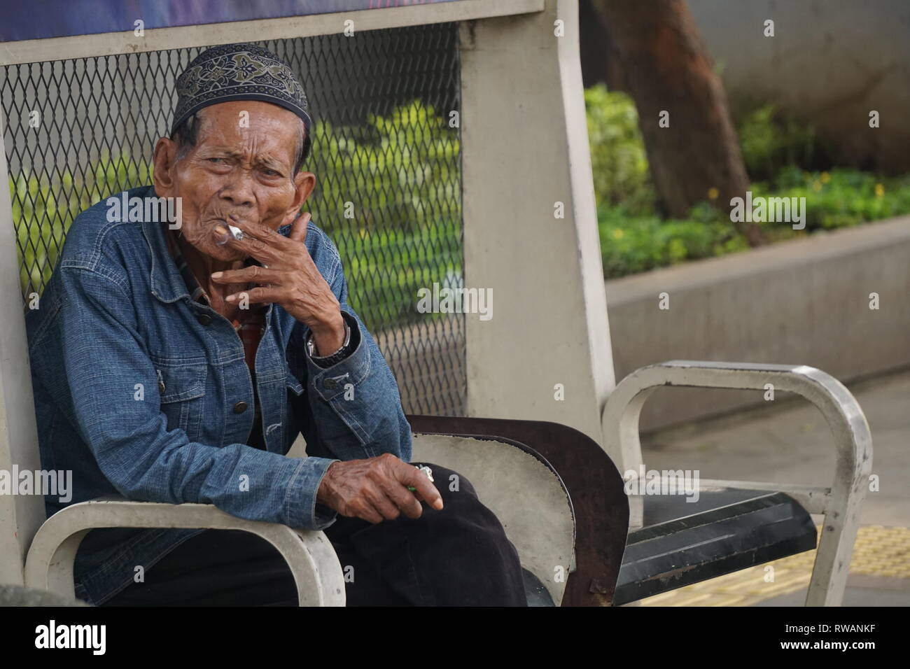 Muslim Old man Stock Photo - Alamy