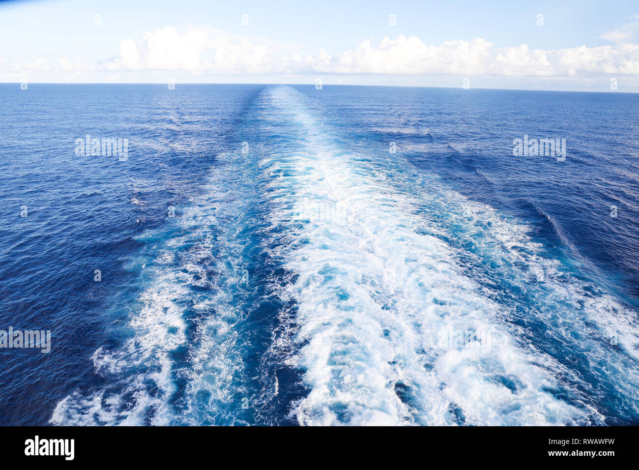 Wake in ocean made boat hi-res stock photography and images - Alamy