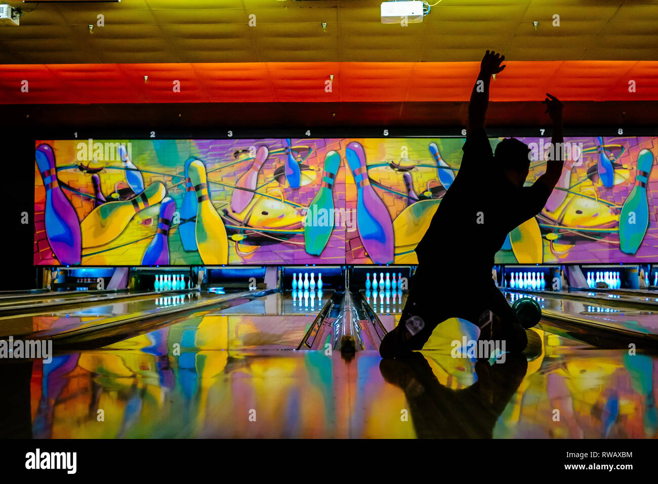 People bowling in american bowling alley Stock Photo - Alamy