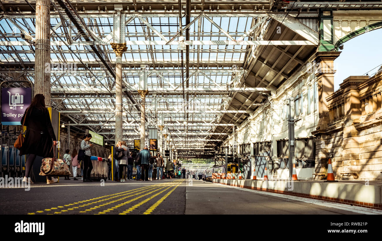 Edinburgh central train station Stock Photo - Alamy