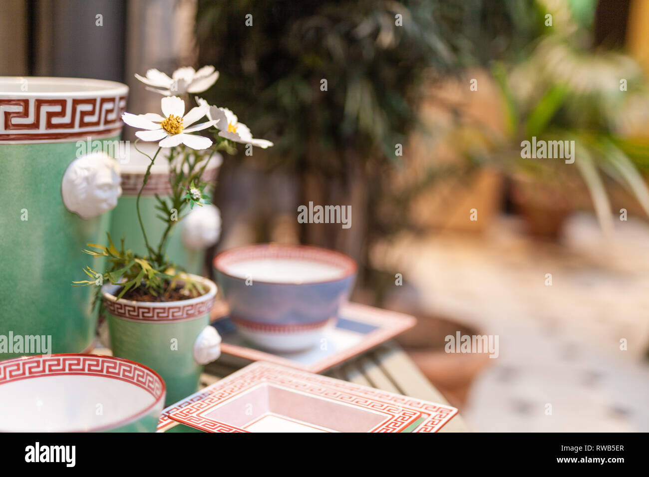 Outdoor restaurant in Italy Stock Photo - Alamy