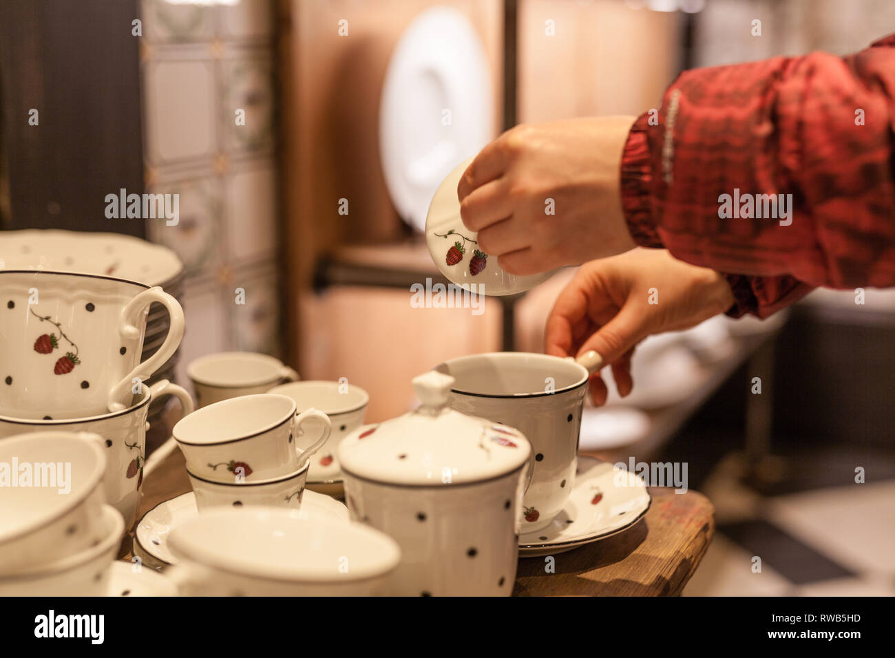Chinaware dishes old hi-res stock photography and images - Alamy