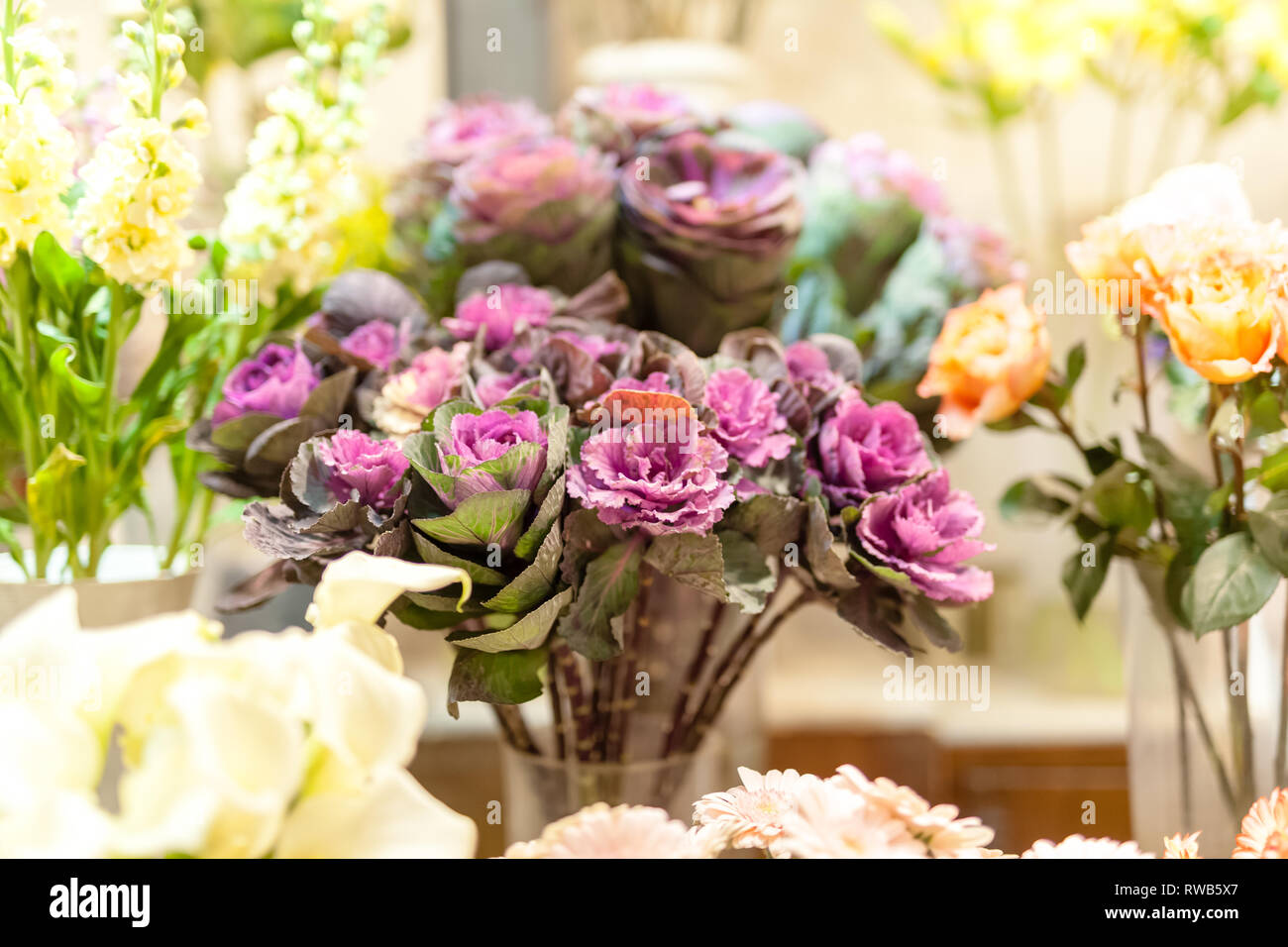 Street flower shop with colourful flowers Stock Photo - Alamy