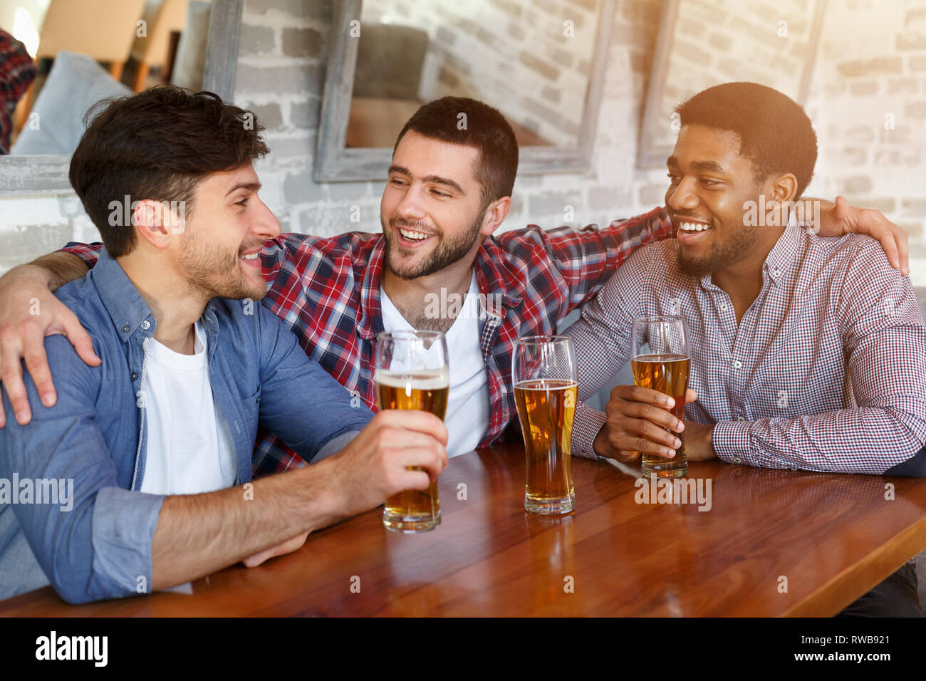 Friends bar candid hi-res stock photography and images - Alamy