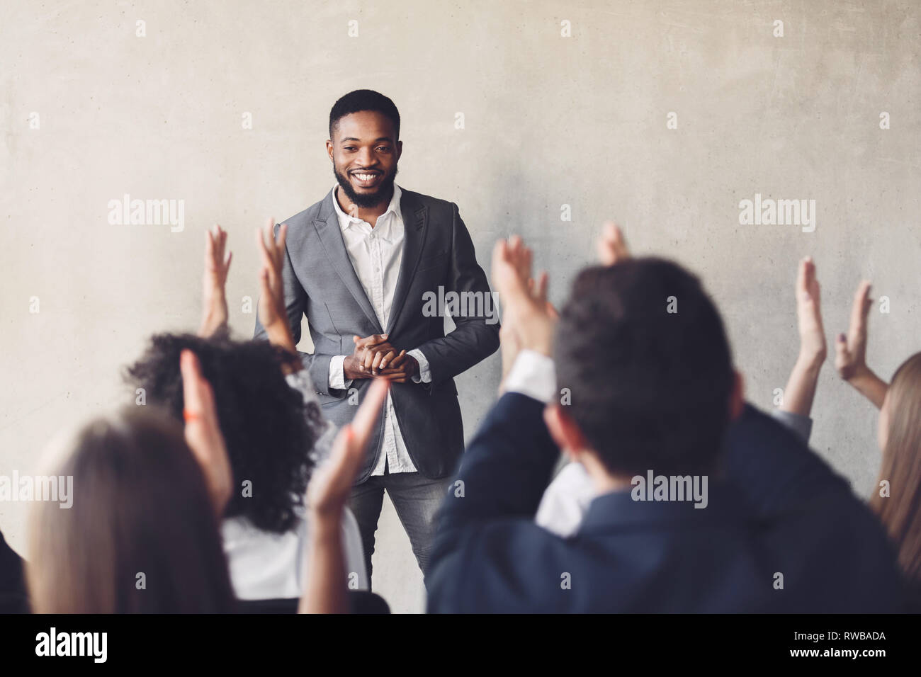 Audience clapping for speaker hi-res stock photography and images - Alamy Audience clapping for speaker hi-res stock photography and images - Alamy