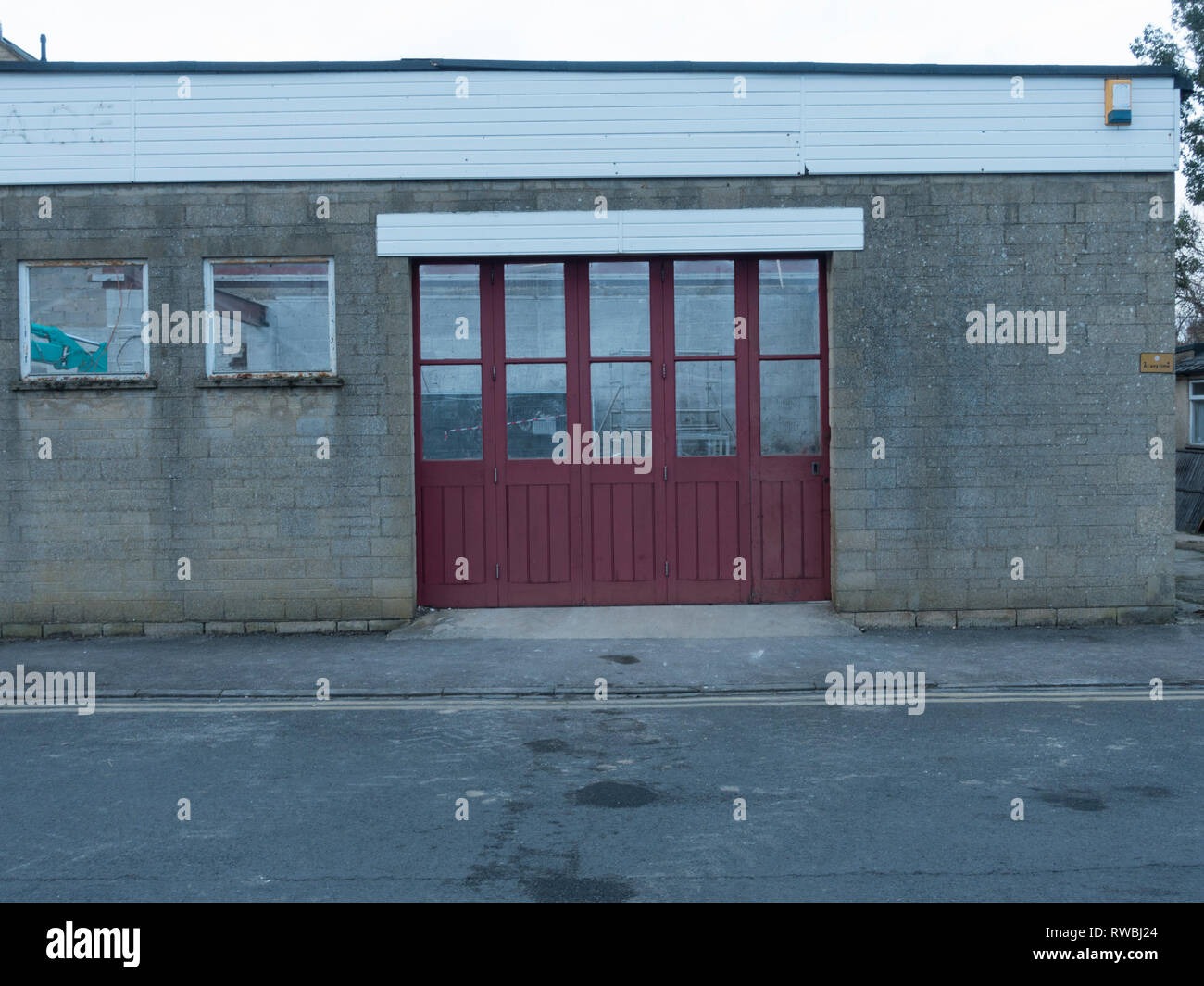Red garage door hi-res stock photography and images - Alamy