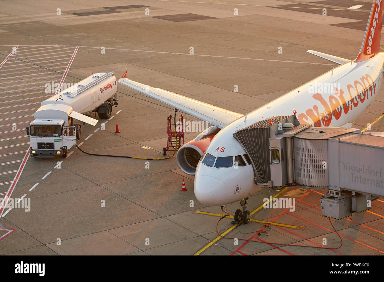 Jet bridge easyjet hi-res stock photography and images - Alamy