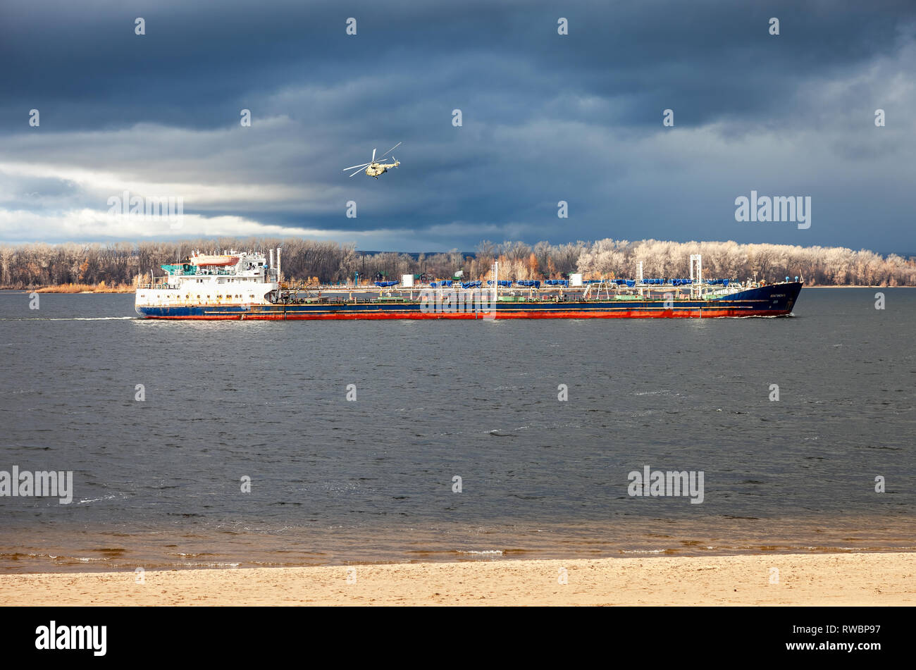 Large commercial barge on river hi-res stock photography and images - Alamy