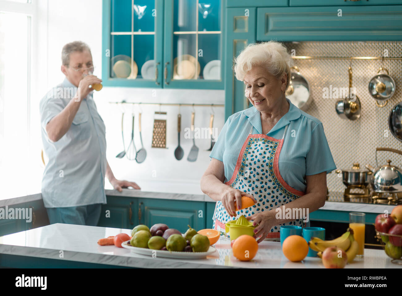 Man squeezing orange juice hi-res stock photography and images - Alamy