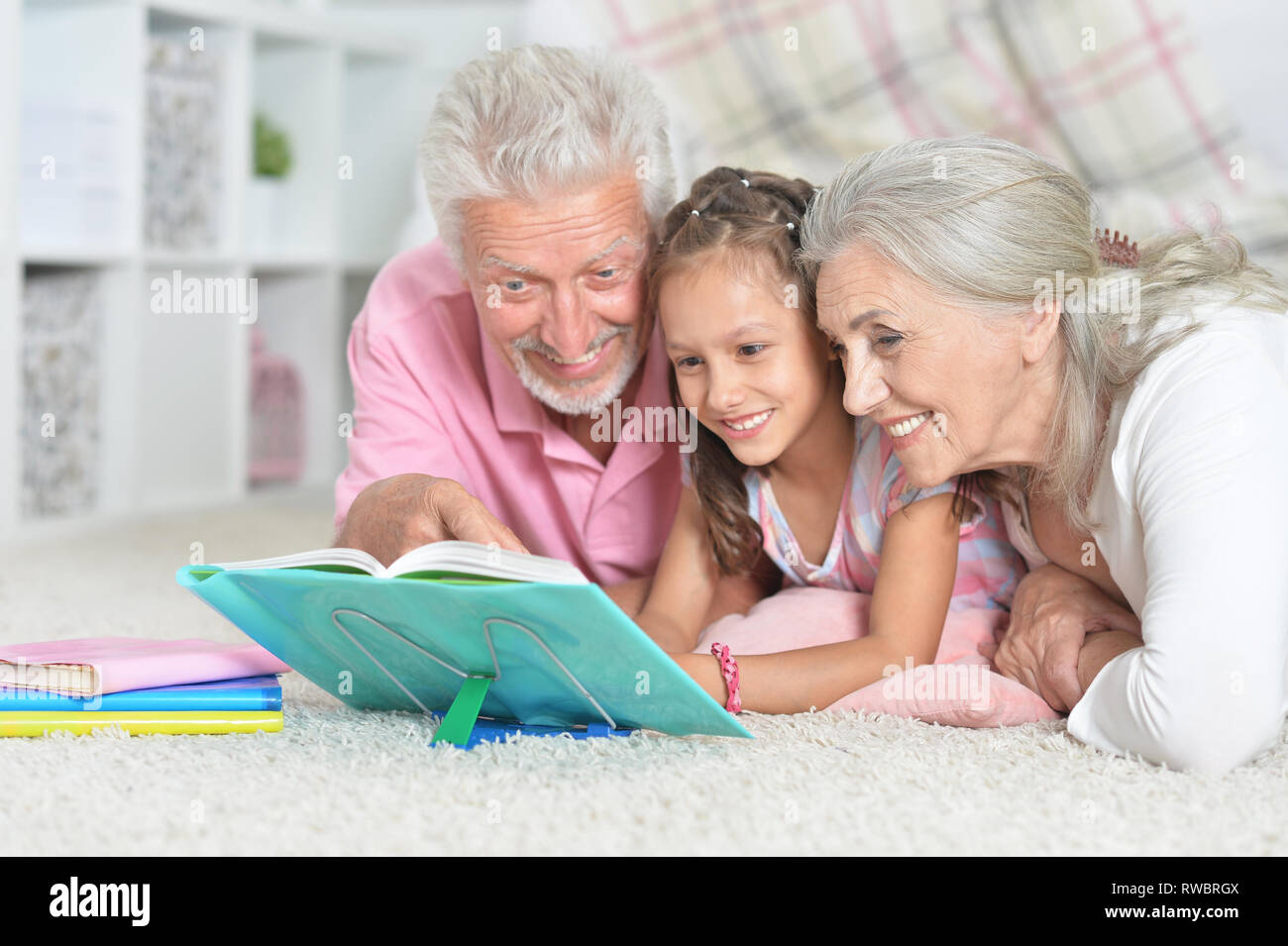 Grandparent reading to child hi-res stock photography and images - Alamy