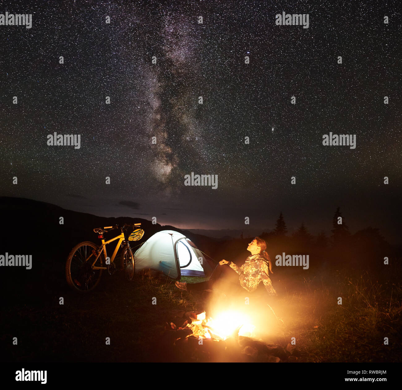 Campfire night tent stars looking hi-res stock photography and images ...