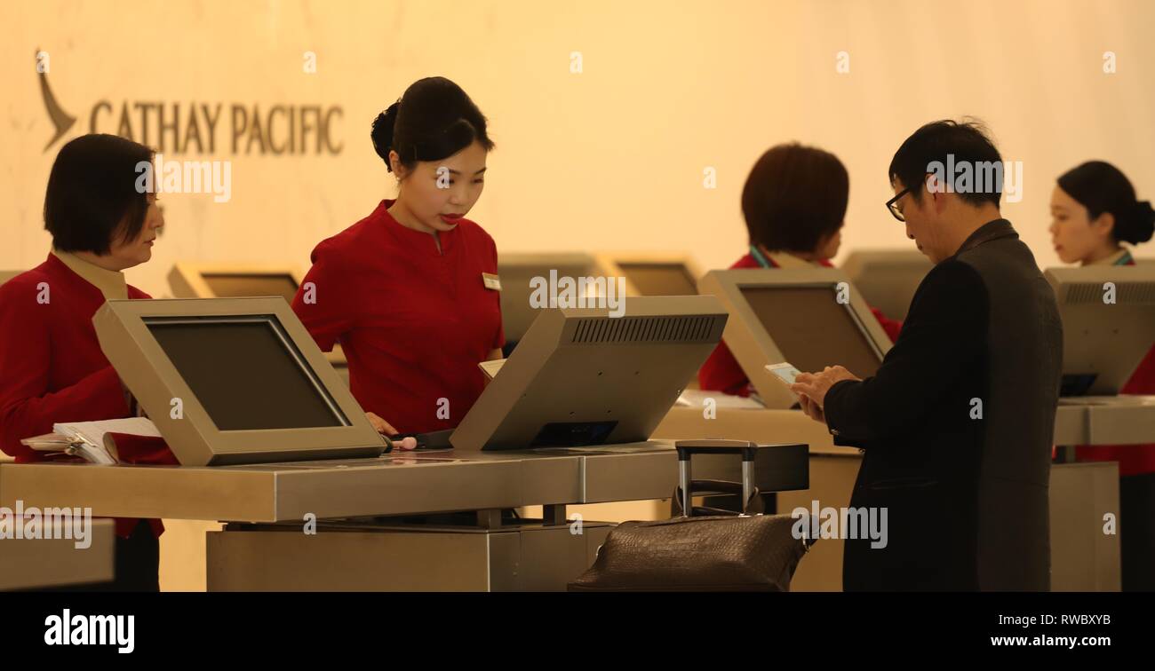 Check in counter first class hi-res stock photography and images - Alamy