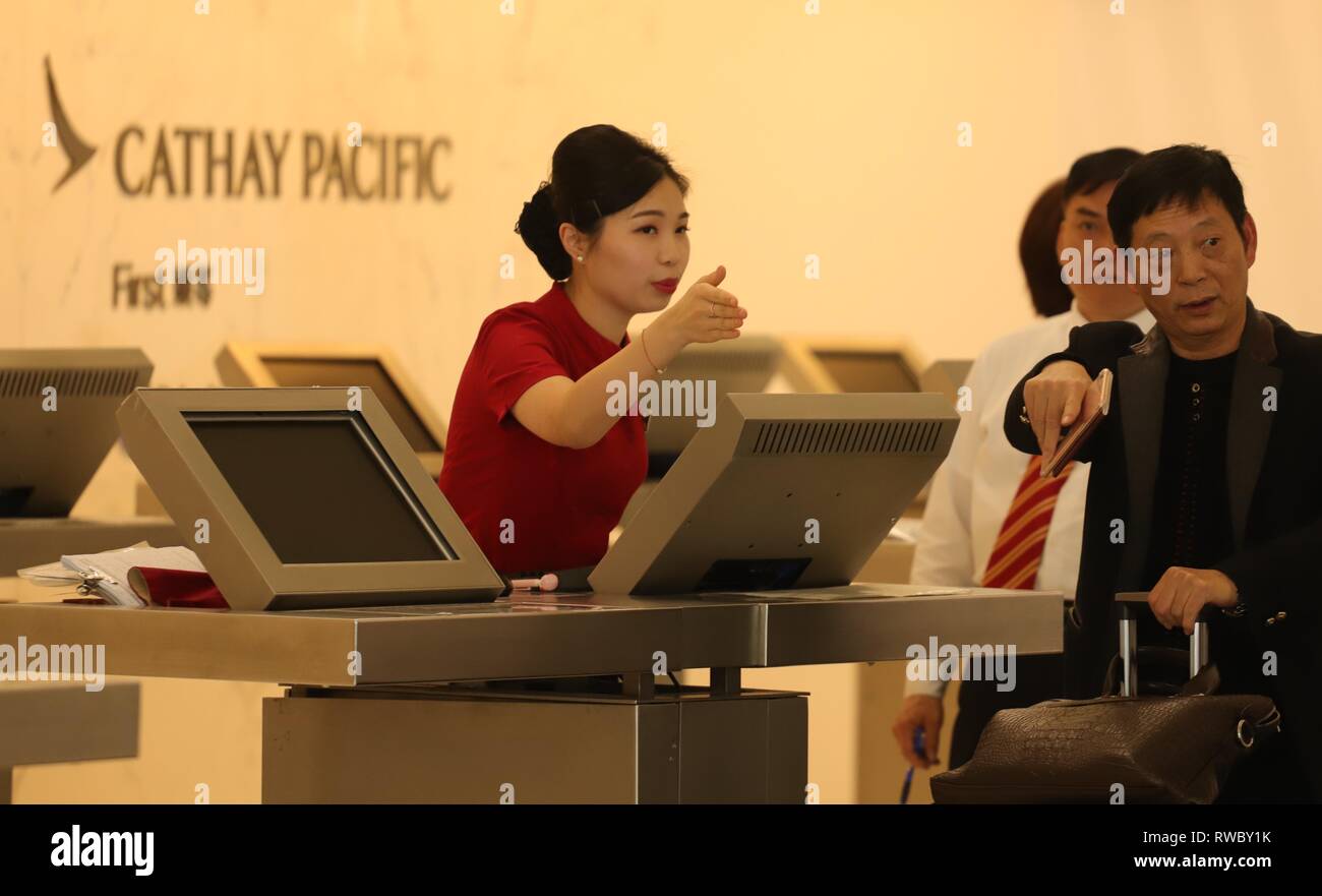 Hong Kong, CHINA. 5th Mar, 2019. Cathay Pacific ground crew assisting ...