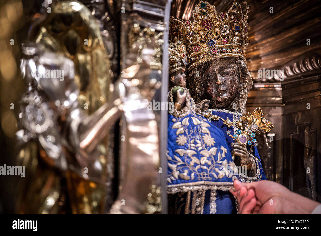 05 March 2019, Bavaria, Griesstätt: Deacon Thomas Zauner judges the ...
