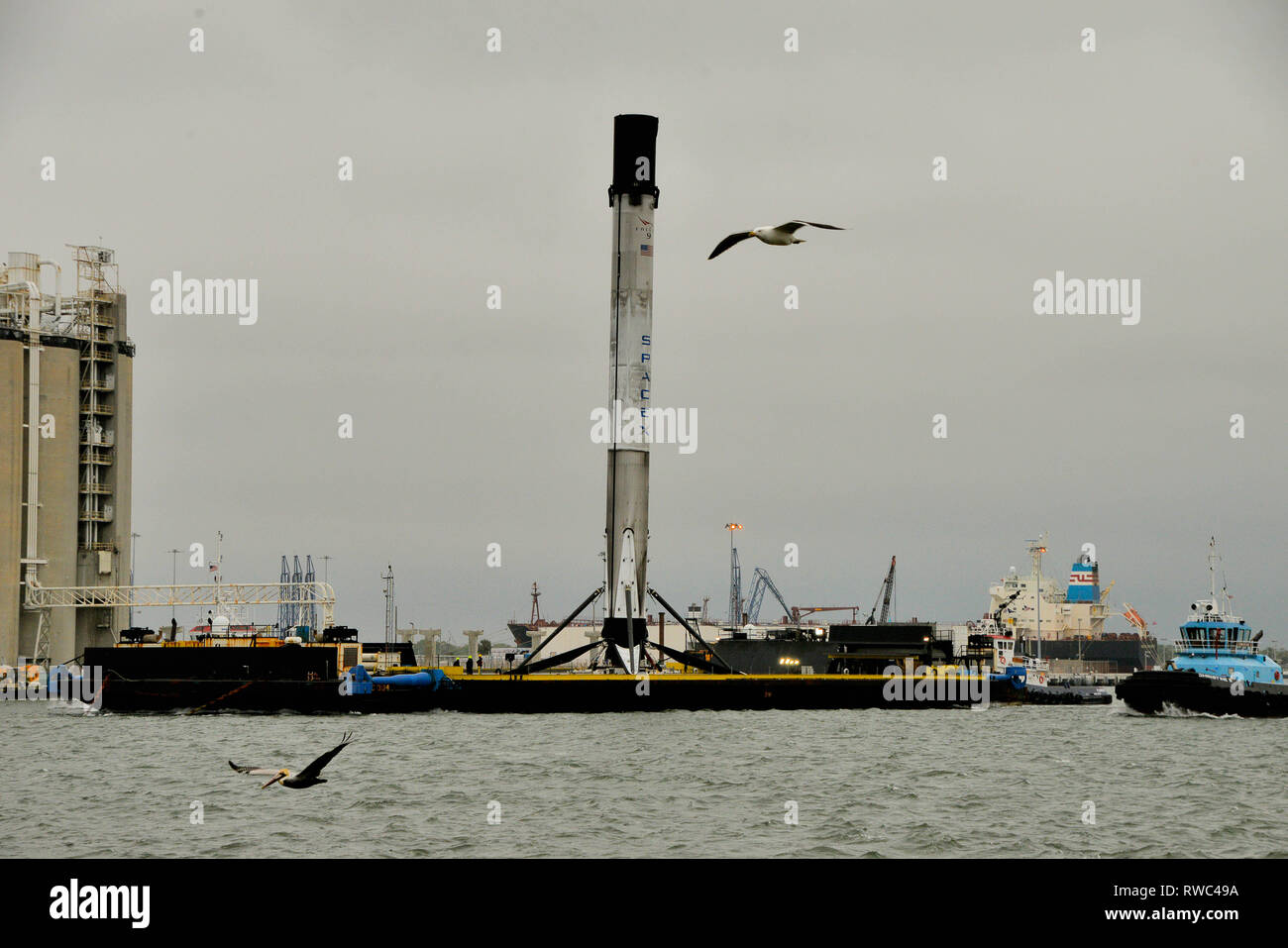 Spacex space falcon 9 drone ship asds port canaveral hi-res stock ...