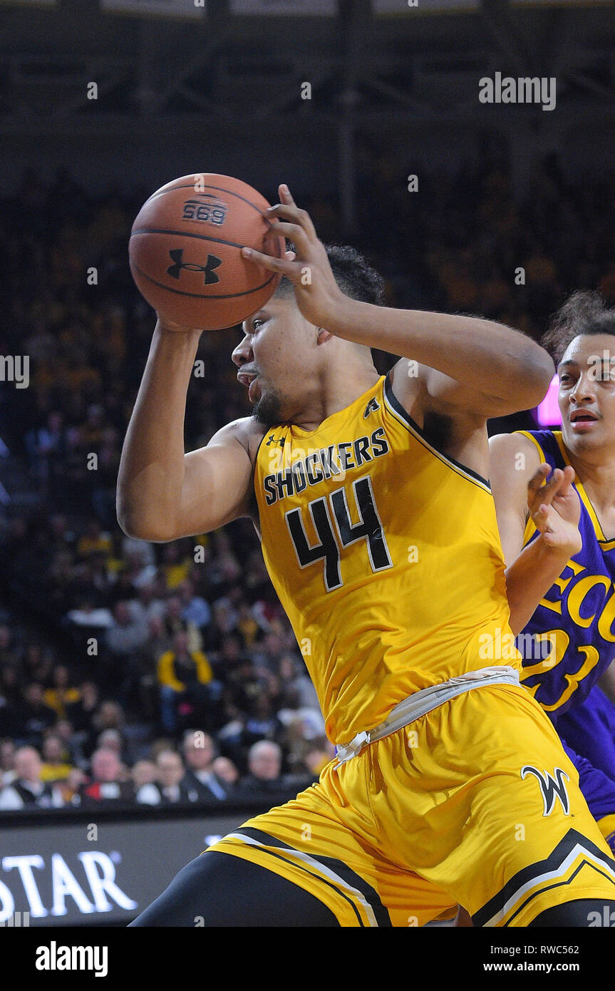 Ecu pirates cheerleaders hi-res stock photography and images - Alamy