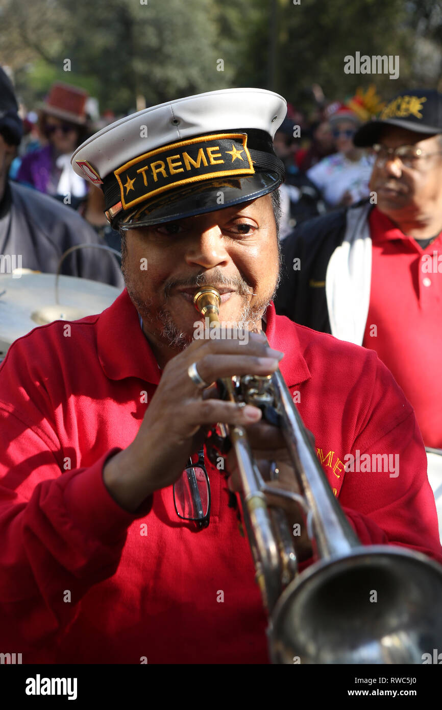 White fat trumpet hi-res stock photography and images - Alamy