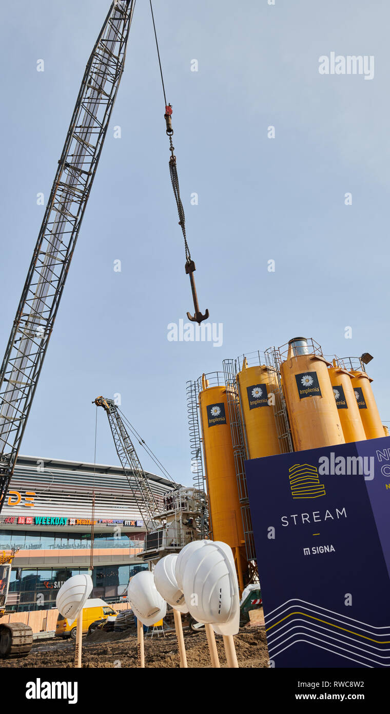 Berlin, Germany. 06th Mar, 2019. A grab hangs on the crane above the ...