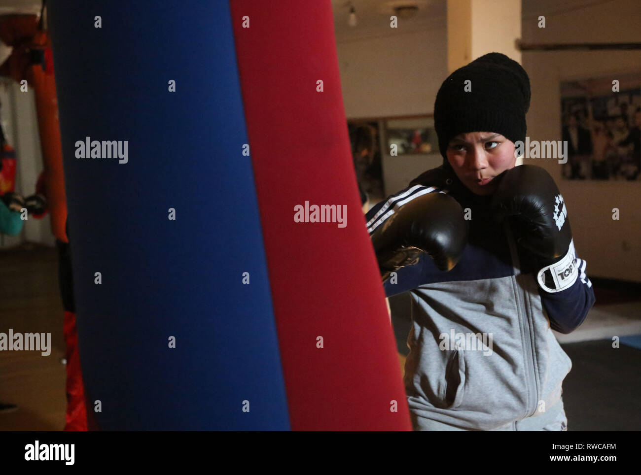 (190306) -- KABUL, March 6, 2019 (Xinhua) -- An Afghan female boxer ...
