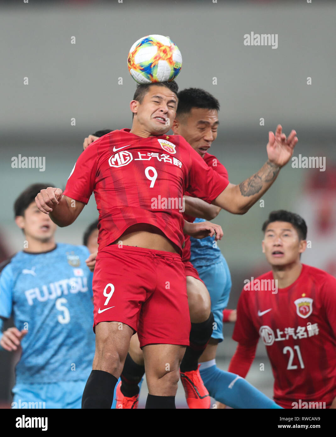 Shanghai, China. 6th Mar, 2019. Shanghai SIPG FC's Elkeson (top L) vies ...