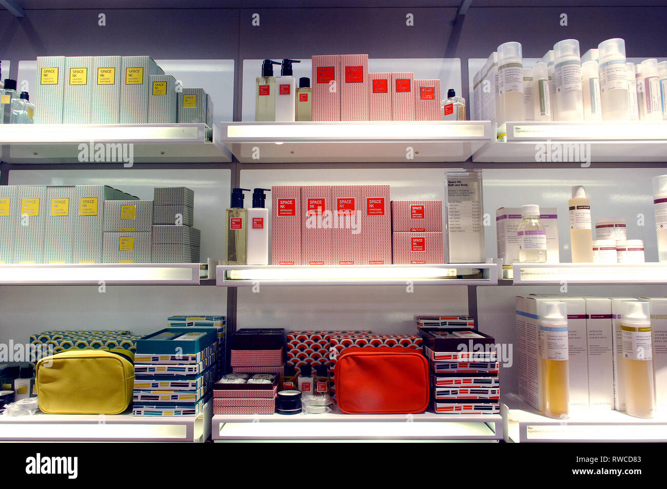 Shelf shelves display fragrance hi-res stock photography and images - Alamy