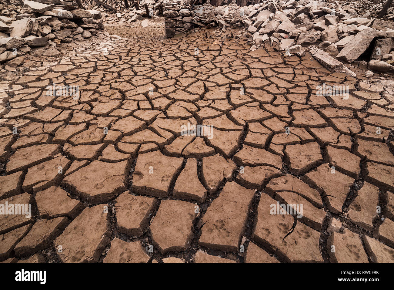 Dry land, dry mud, empty reservoir in La rioja, Spain Stock Photo - Alamy