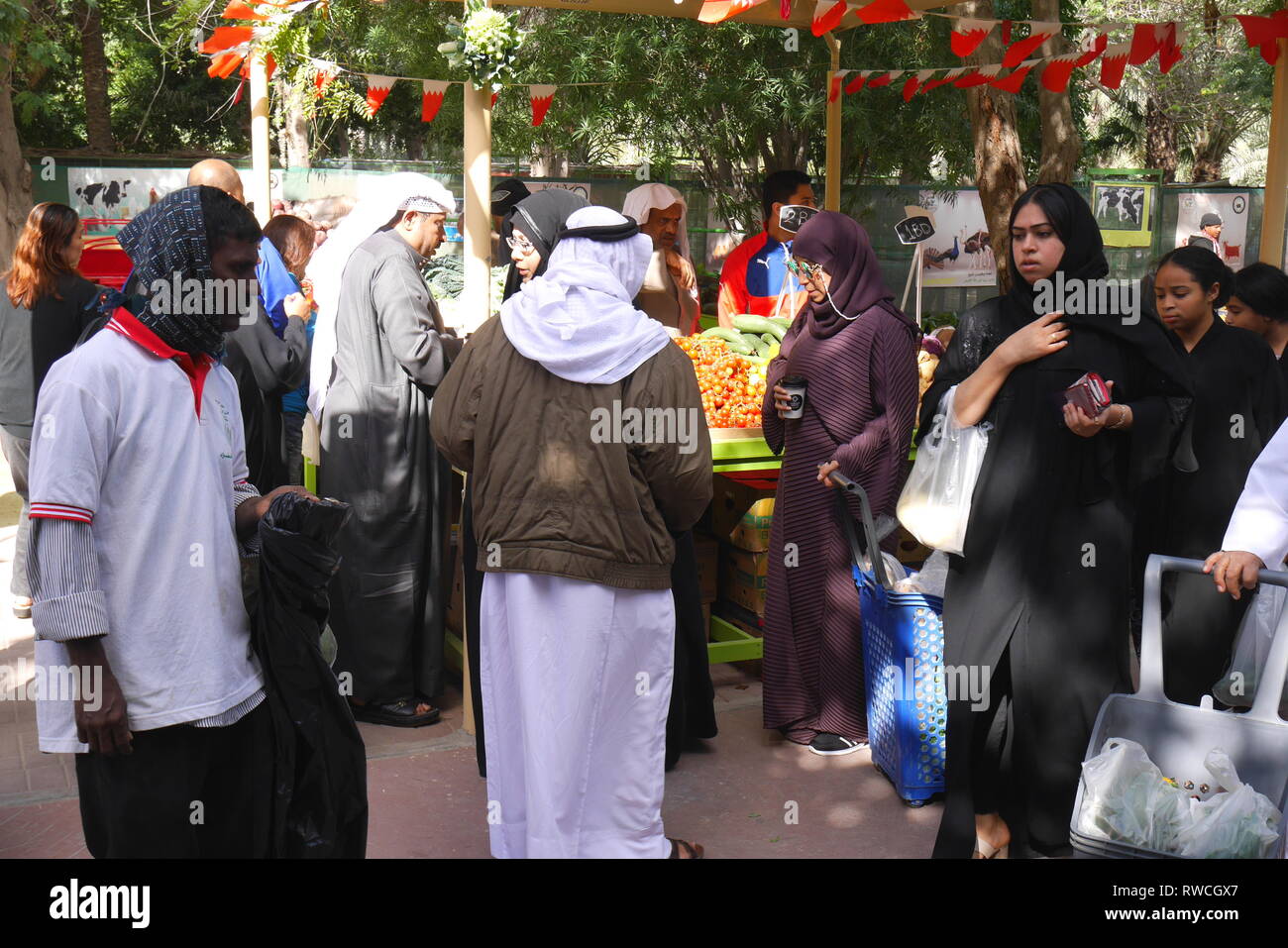 Shoppers at the farmers’ market, held at the botanical garden in ...