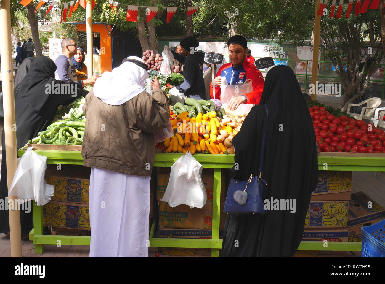 Shoppers at the farmers’ market, held at the botanical garden in ...