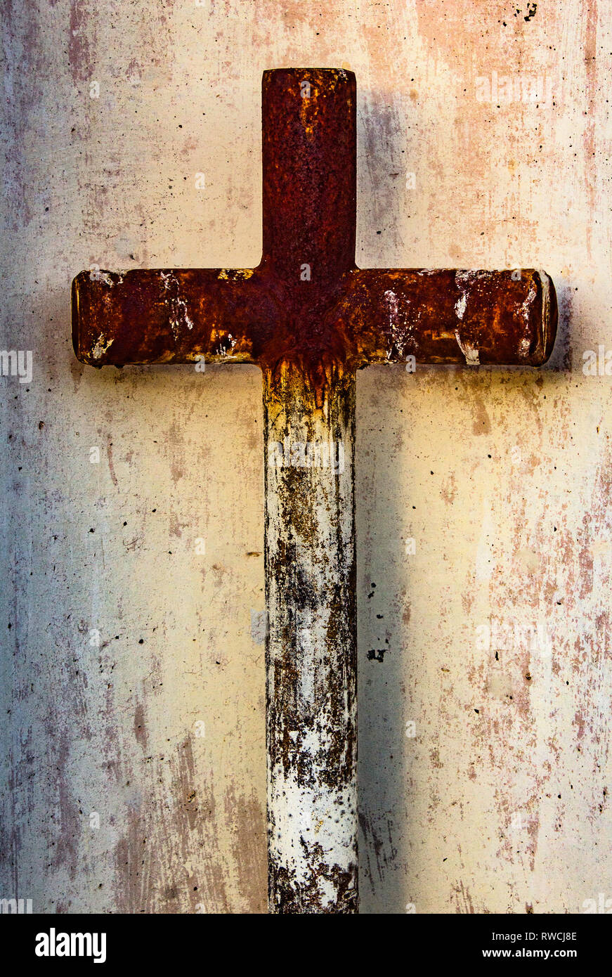 A rusty Christian cross with a distressed white paint background Stock ...