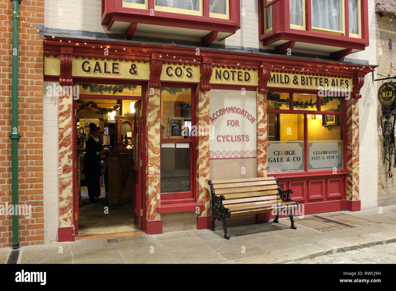 Vintage shop front hi-res stock photography and images - Alamy