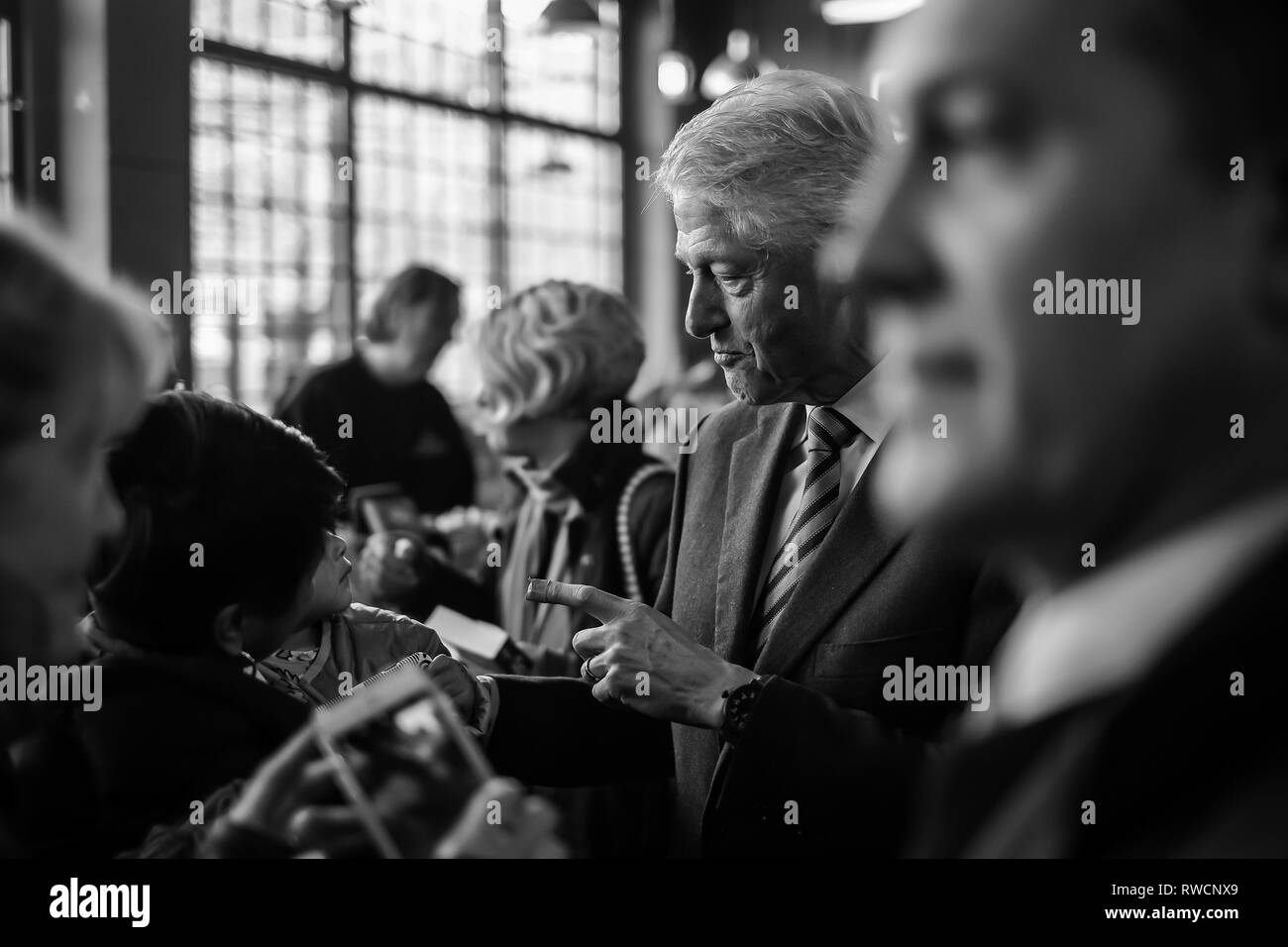 Bill clinton smiling hi-res stock photography and images - Alamy