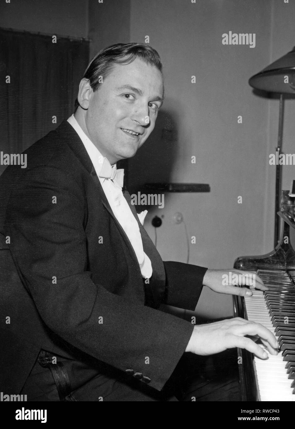 Pianist suit hi-res stock photography and images - Alamy