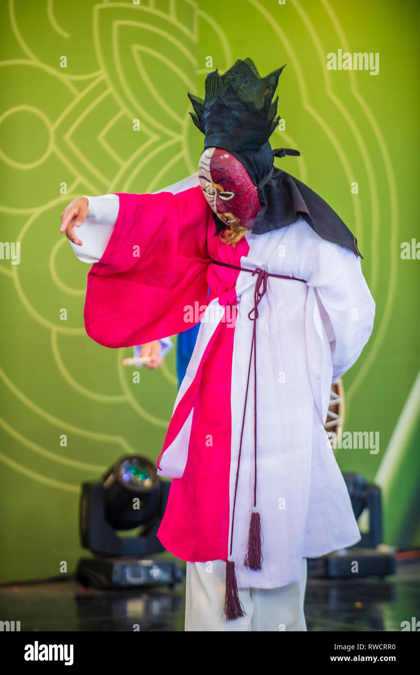 Actor performing the traditinal Korean Maskdance at Andong South Korea ...