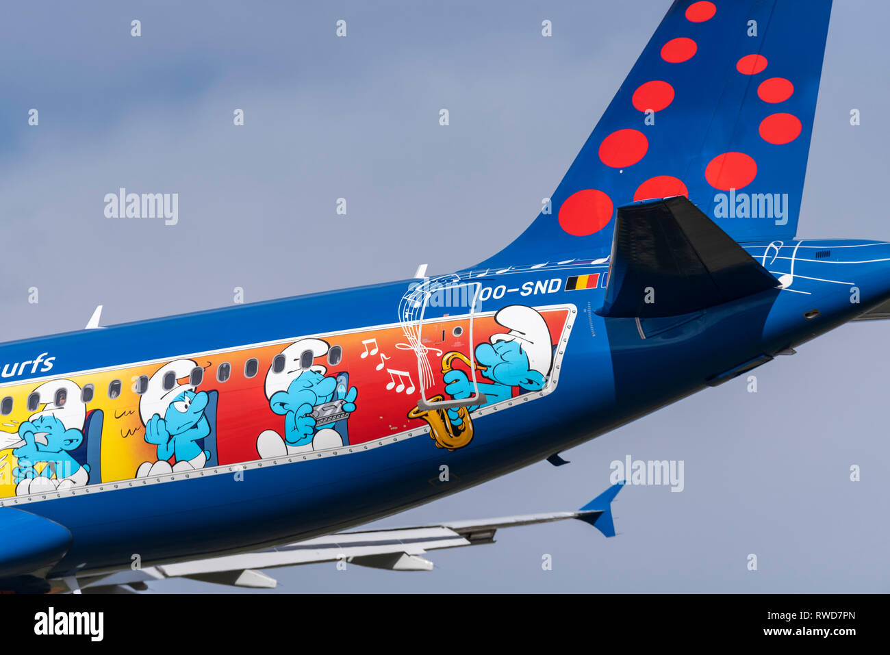 Brussels Airlines Airbus A320 Aerosmurf jet plane airliner OO-SND ...