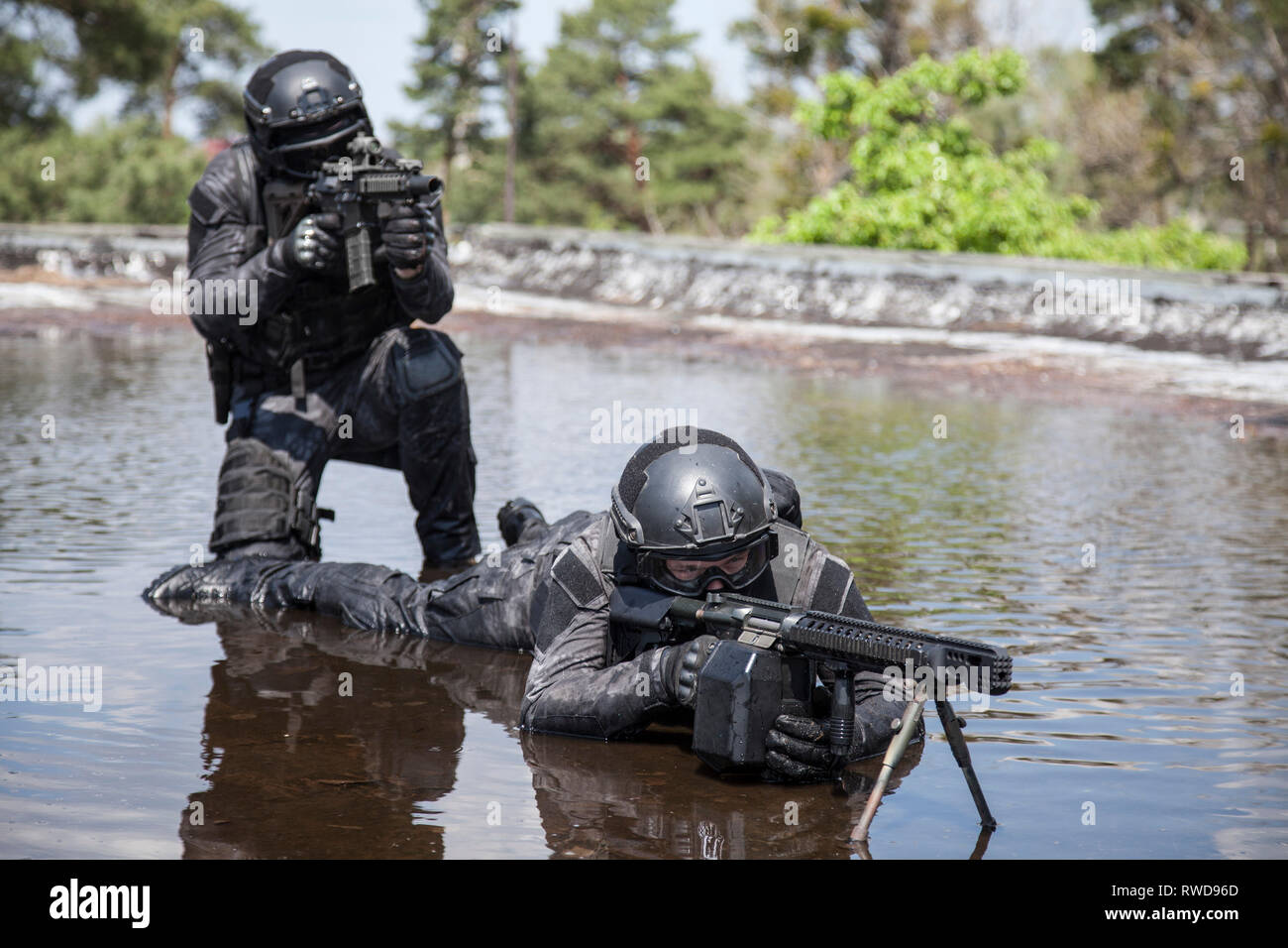 Two officers kneeling hi-res stock photography and images - Alamy