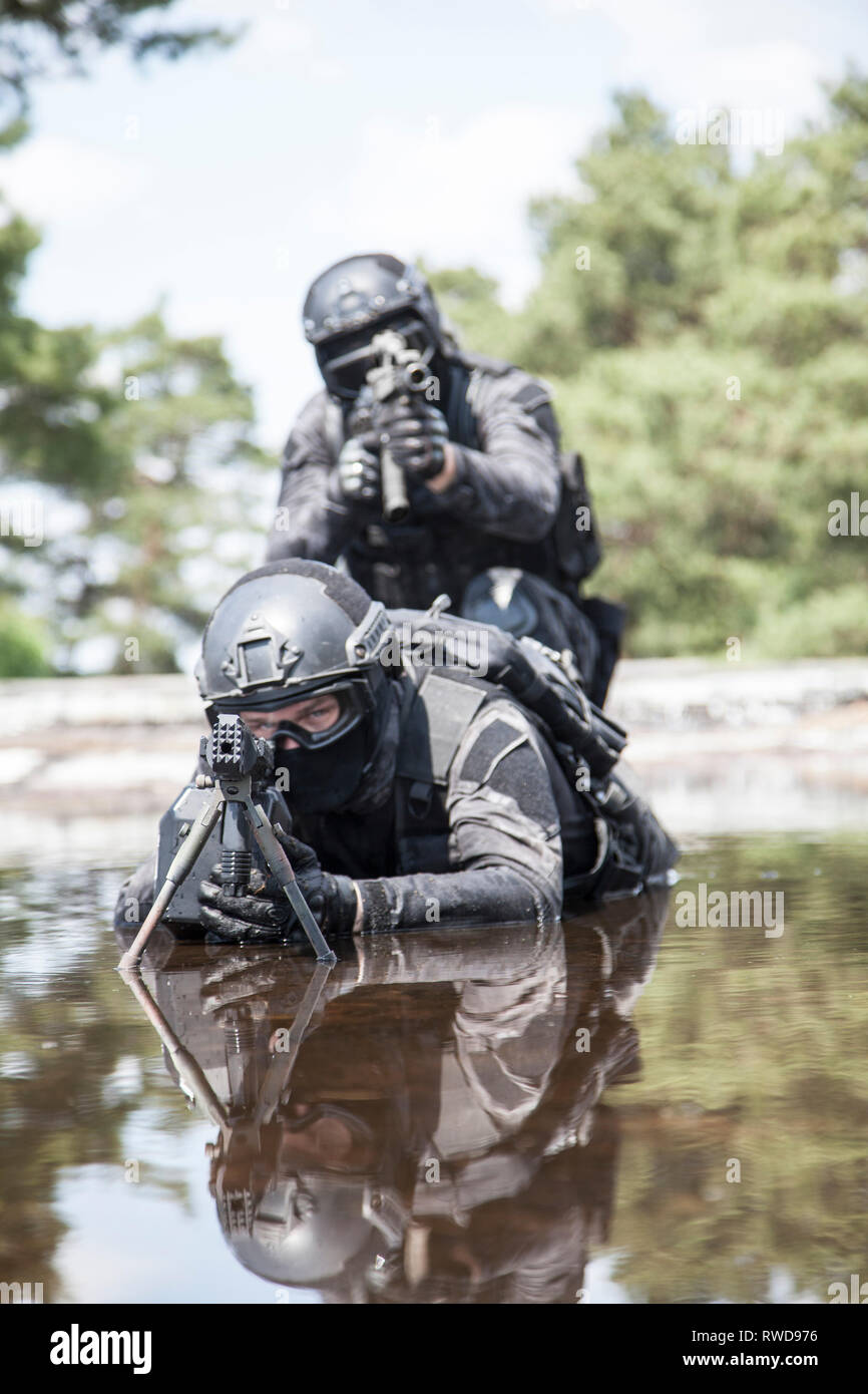 Spec ops police officers SWAT in action in the water Stock Photo - Alamy