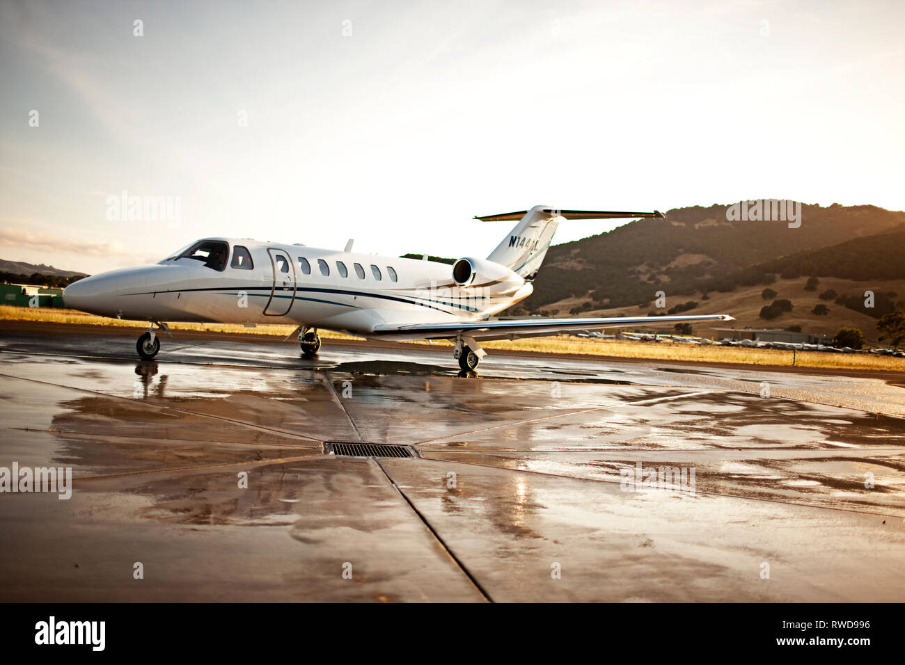 Private jet hi-res stock photography and images - Alamy