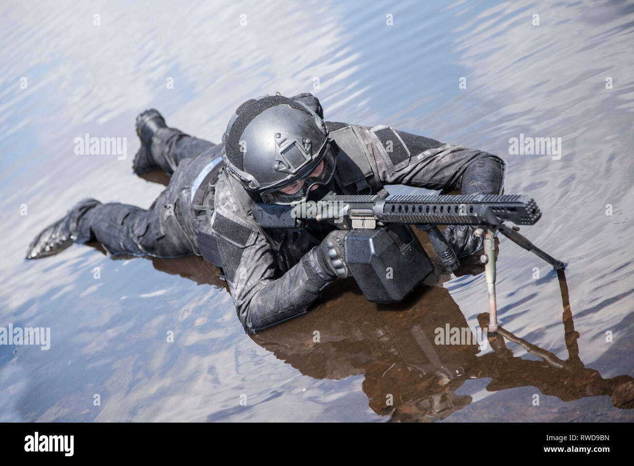 Spec ops police officer SWAT in action in the water Stock Photo - Alamy