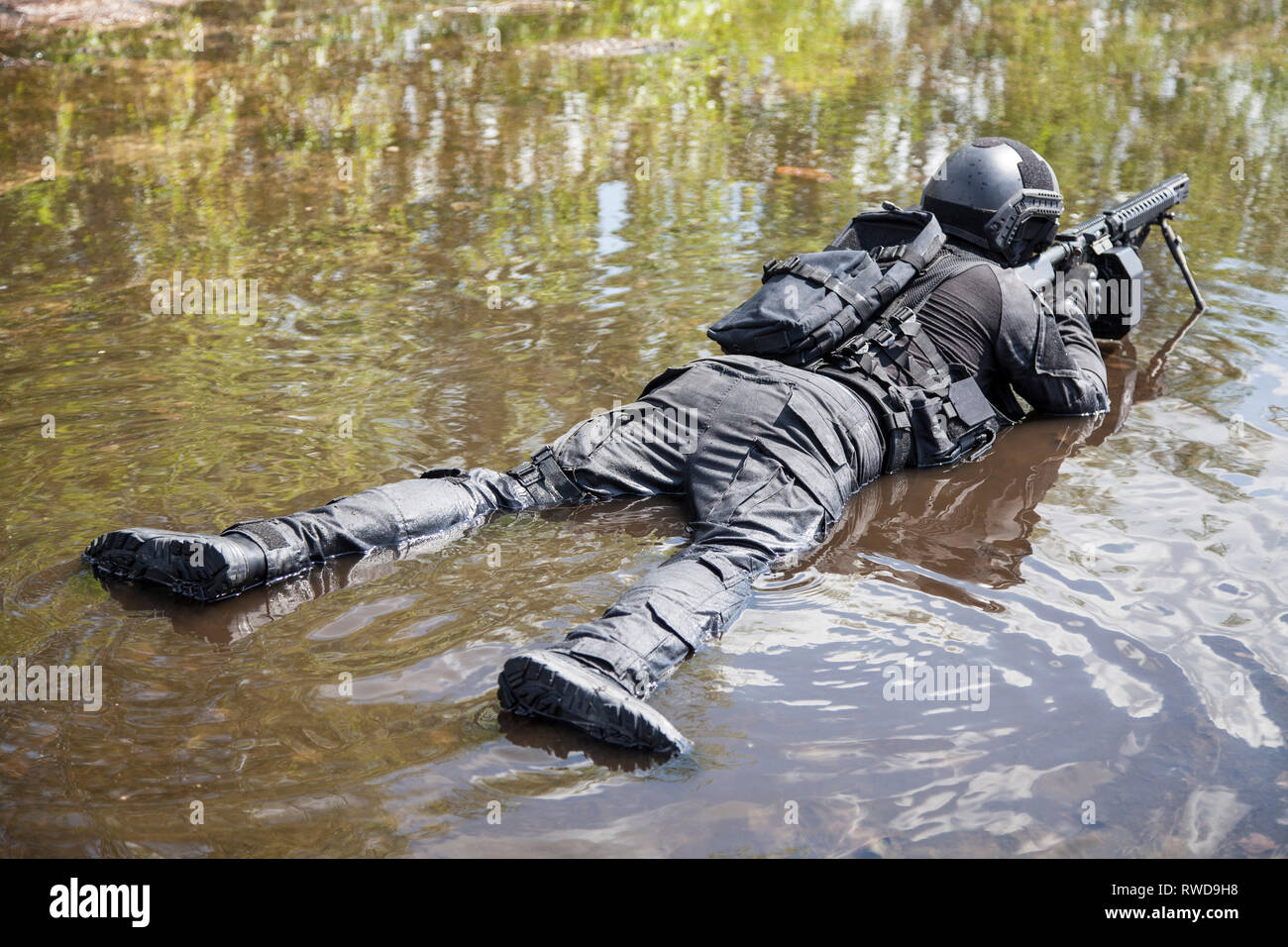 Spec ops police officer SWAT in action in the water Stock Photo - Alamy