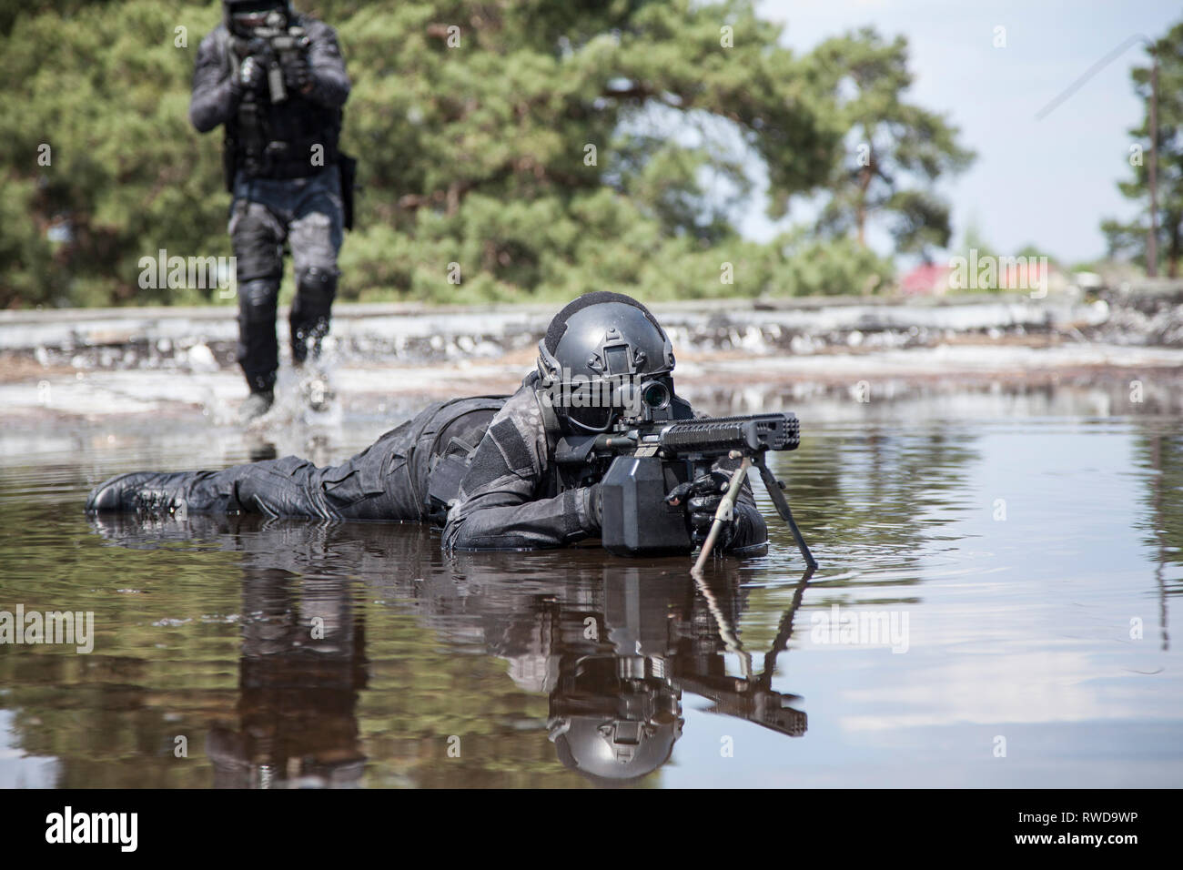 Spec ops police officers SWAT in action in the water Stock Photo - Alamy
