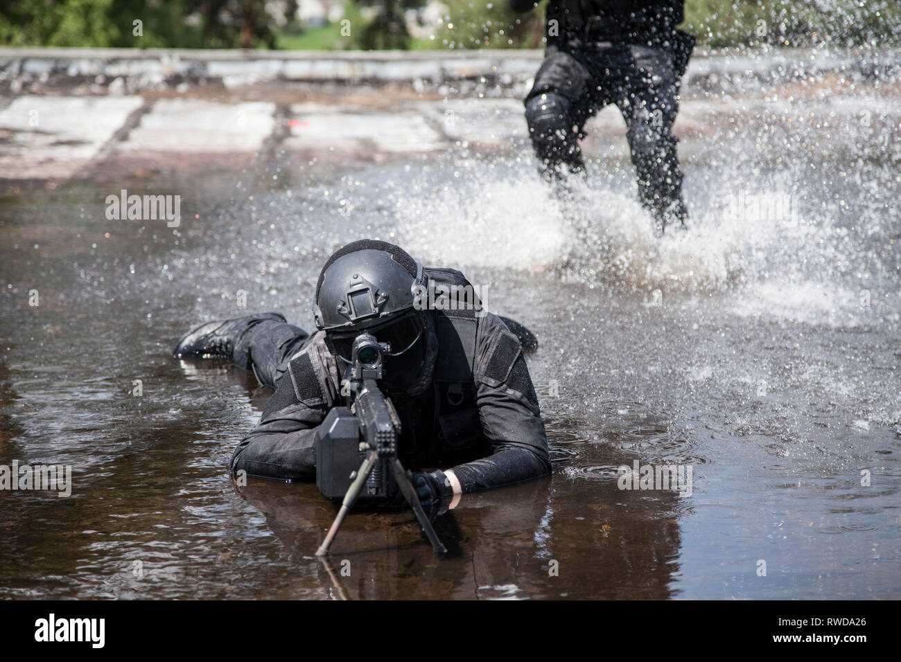 American swat raid hi-res stock photography and images - Alamy