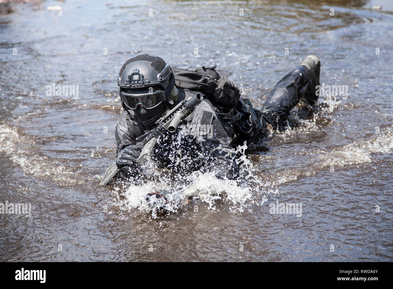 Spec ops police officer SWAT in action in the water Stock Photo - Alamy
