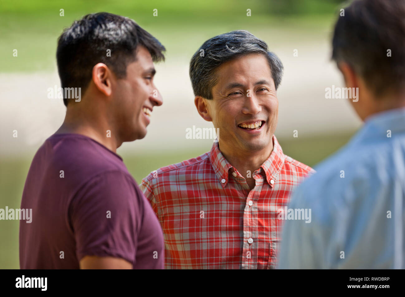 Friends in their 30s and 40s outdoors hi-res stock photography and ...