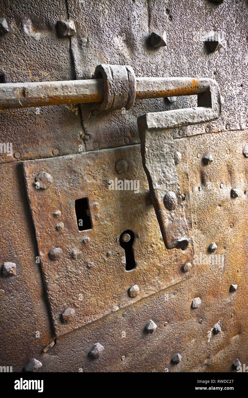 Medieval keyhole hi-res stock photography and images - Alamy