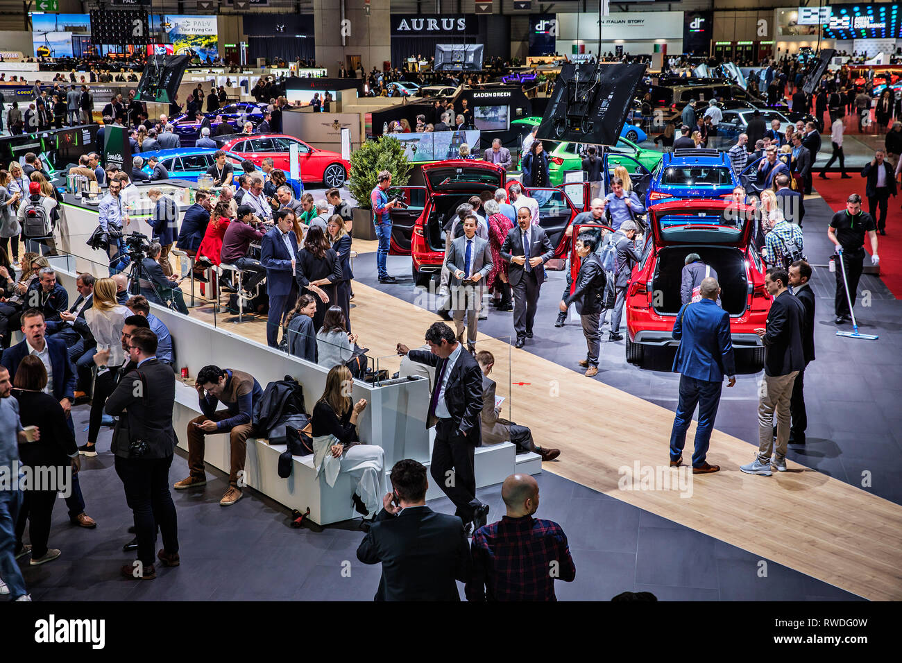 Auto stand hi-res stock photography and images - Alamy